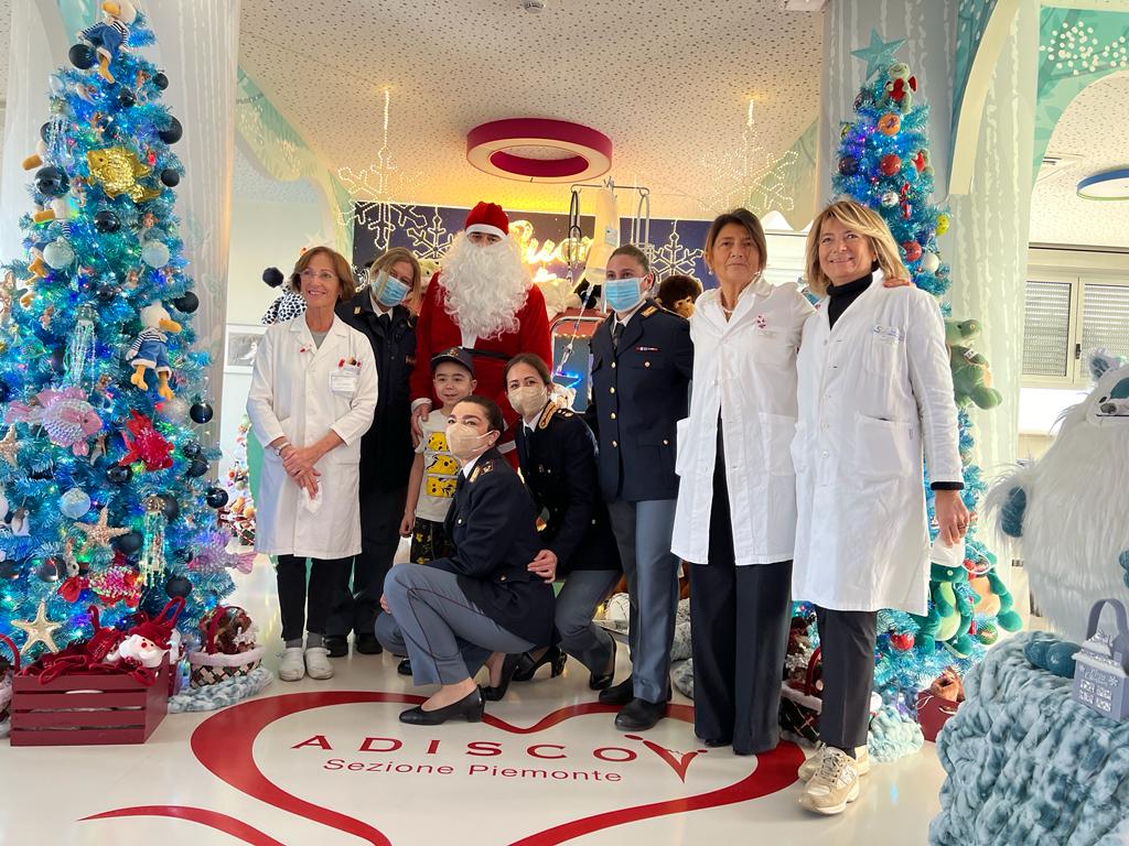 Il Babbo Natale della Polizia fa visita ai bambini del Regina ...